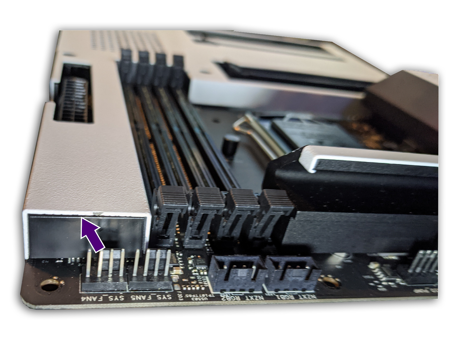 Cómo extraer la pila CMOS de la N7 Z590 – NZXT Support Center